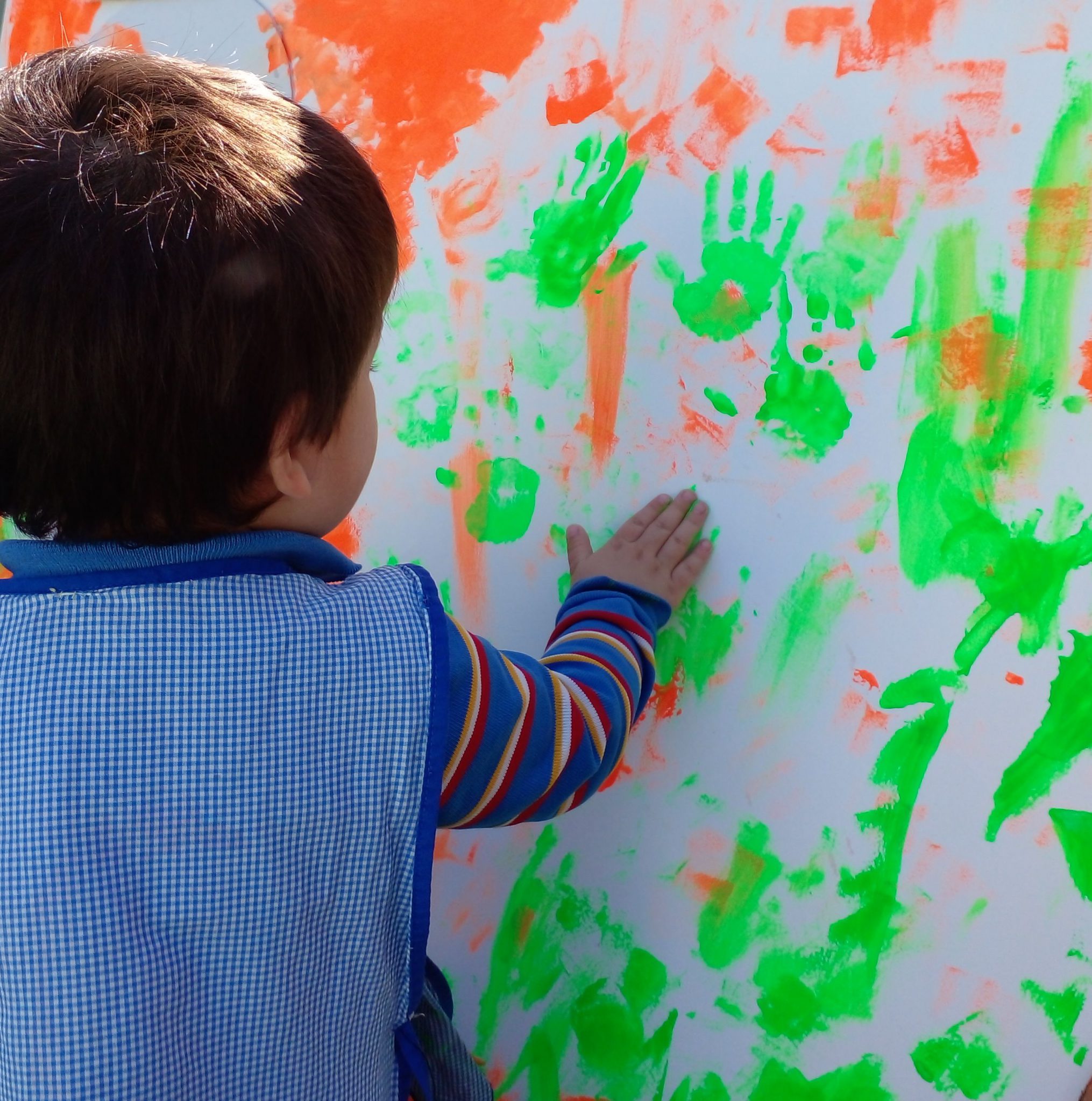Dejando huellas en el mural - Escuela de Maestros